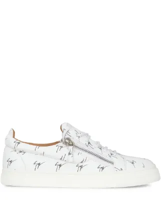 Giuseppe Zanotti Signature