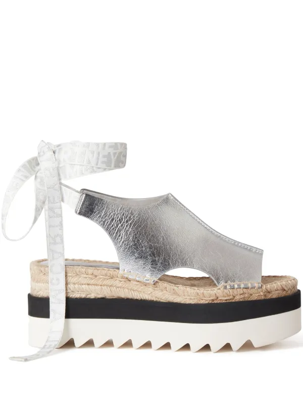 Stella McCartney Gaia ロゴ サンダル | シルバートーン Stella McCartney Gaia ロゴ サンダル | シルバートーン