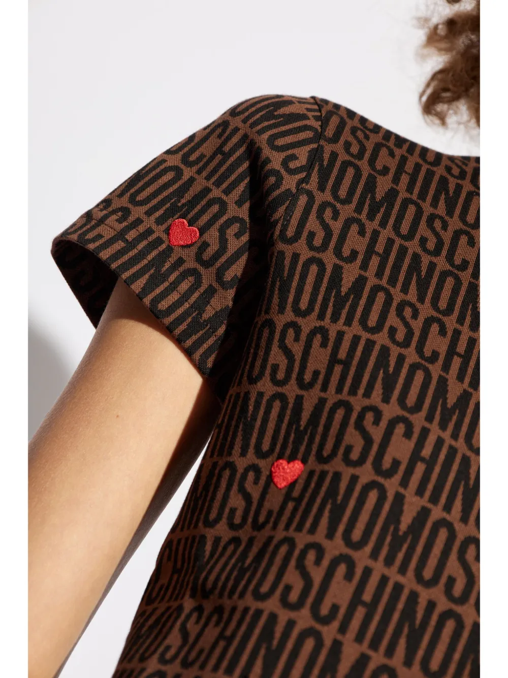 Moschino all-over Print Logo t-shirt | Brown | FARFETCH