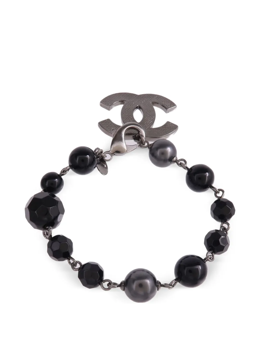 CHANEL Pre-Owned Pulsera Con Cuentas y Charm CC | Gris | FARFETCH MX