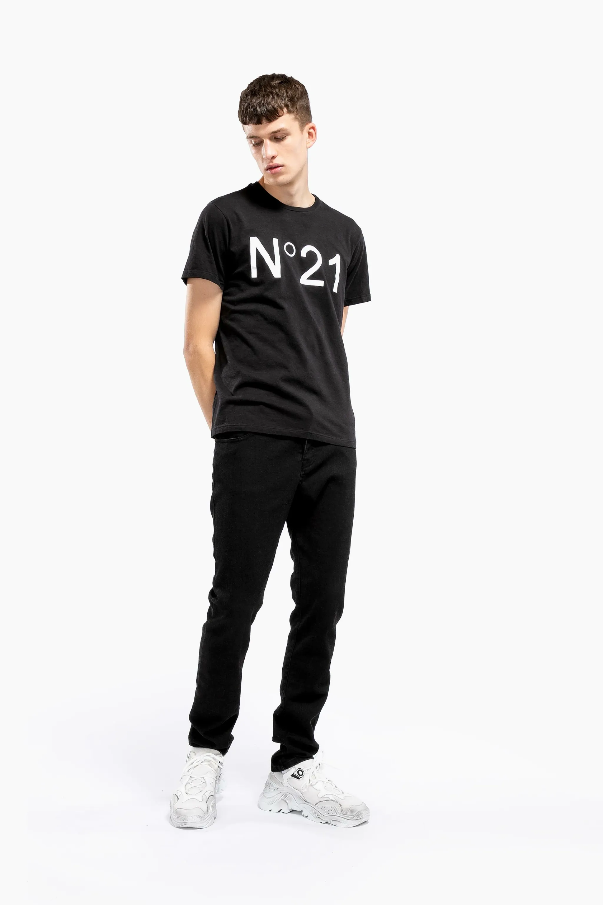 Contrast Logo T Shirt In Black N°21 Official Online Store