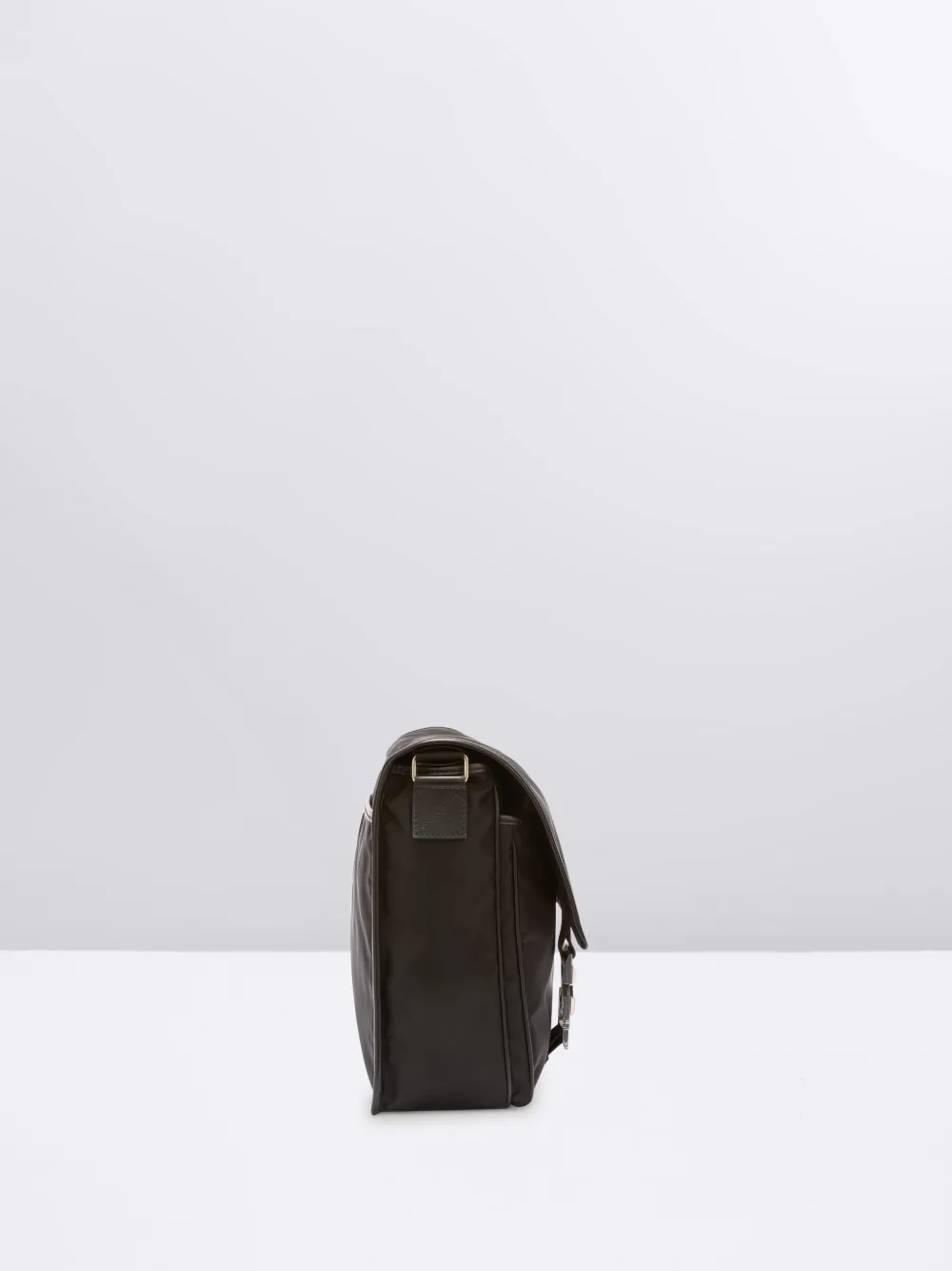 ARROW TUC MESSENGER in black | Off-White™ Official GB